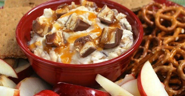 Holiday Guests Will FREAK OUT When They See This Snickers Candy Bar Dip ...